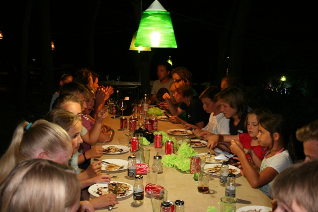 gezellig samen eten - Venturi Sailing